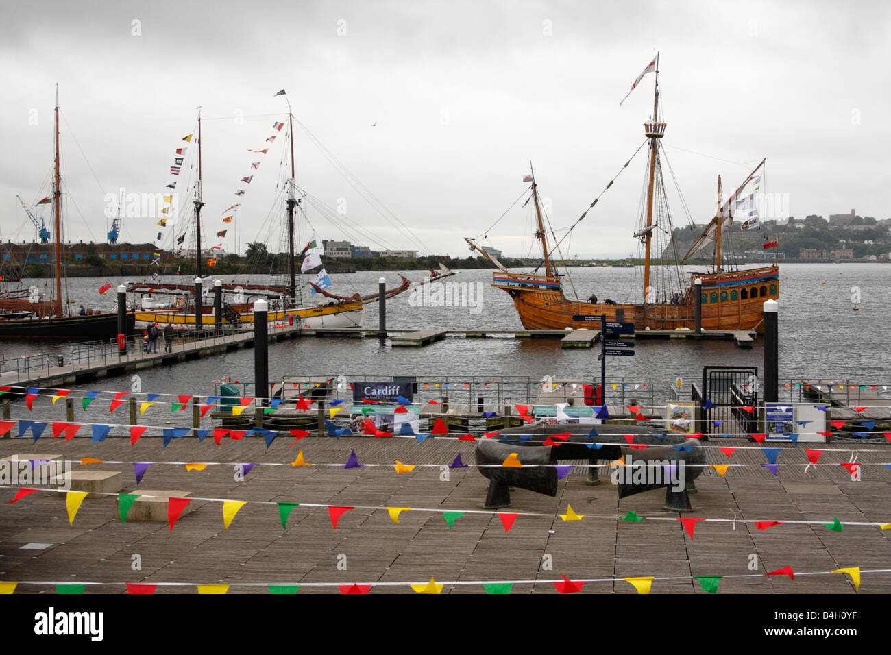 Old fashioned sailing boat hi-res stock photography and images - Alamy