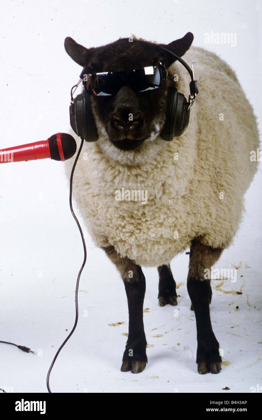 Singer singing hi-res stock photography and images - Alamy