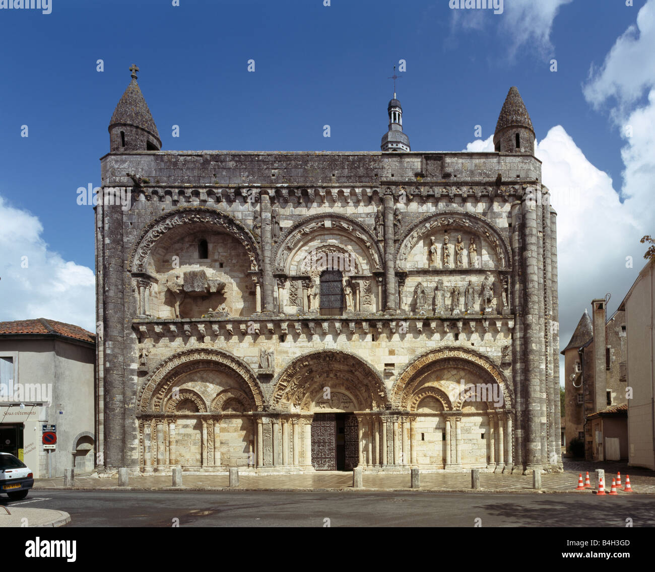 Civray, ehemalige Prioratskirche Saint-Nicolas, Westfassade Stock Photo ...