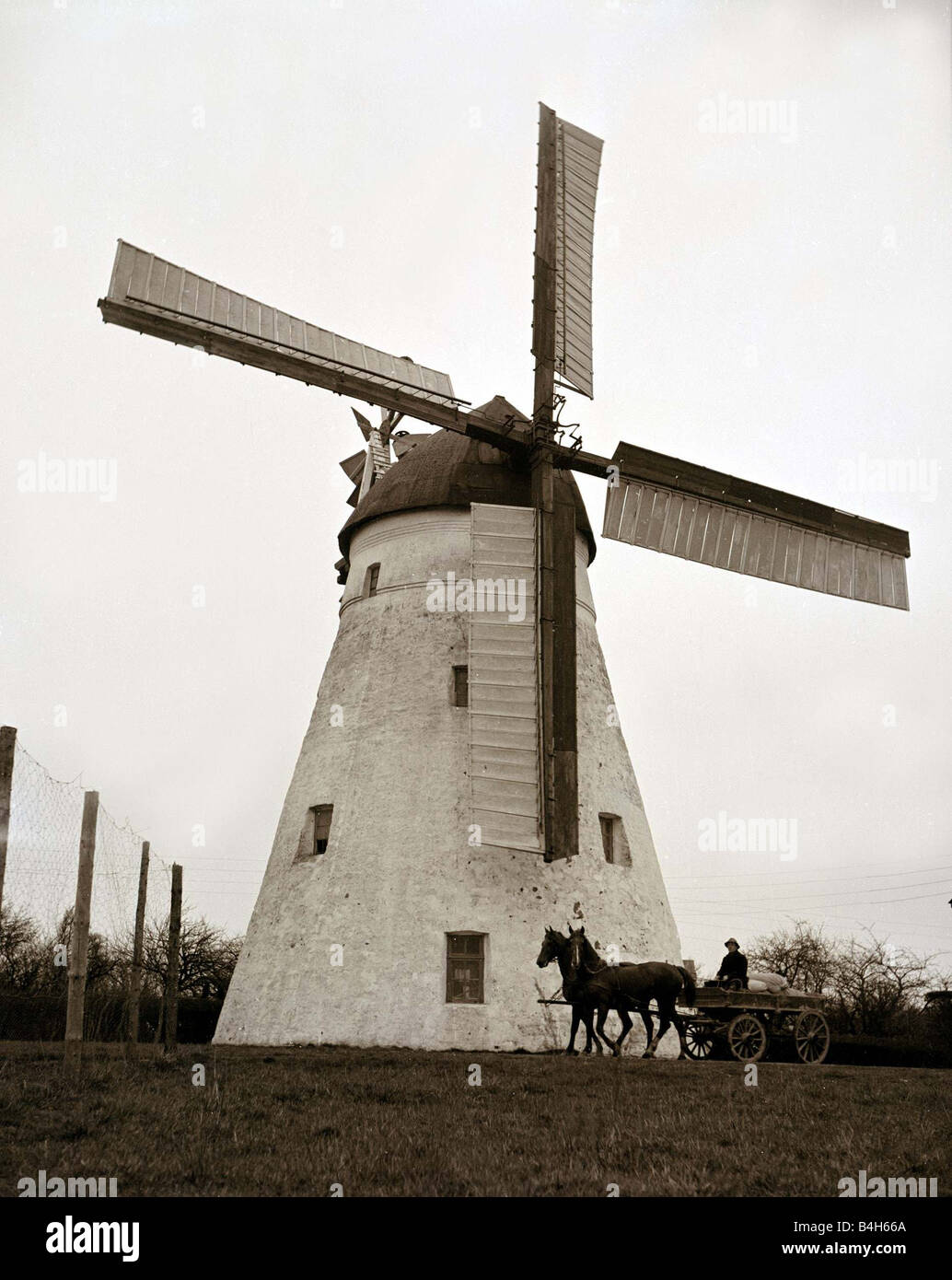 Horse and cart 1950s hi-res stock photography and images - Alamy