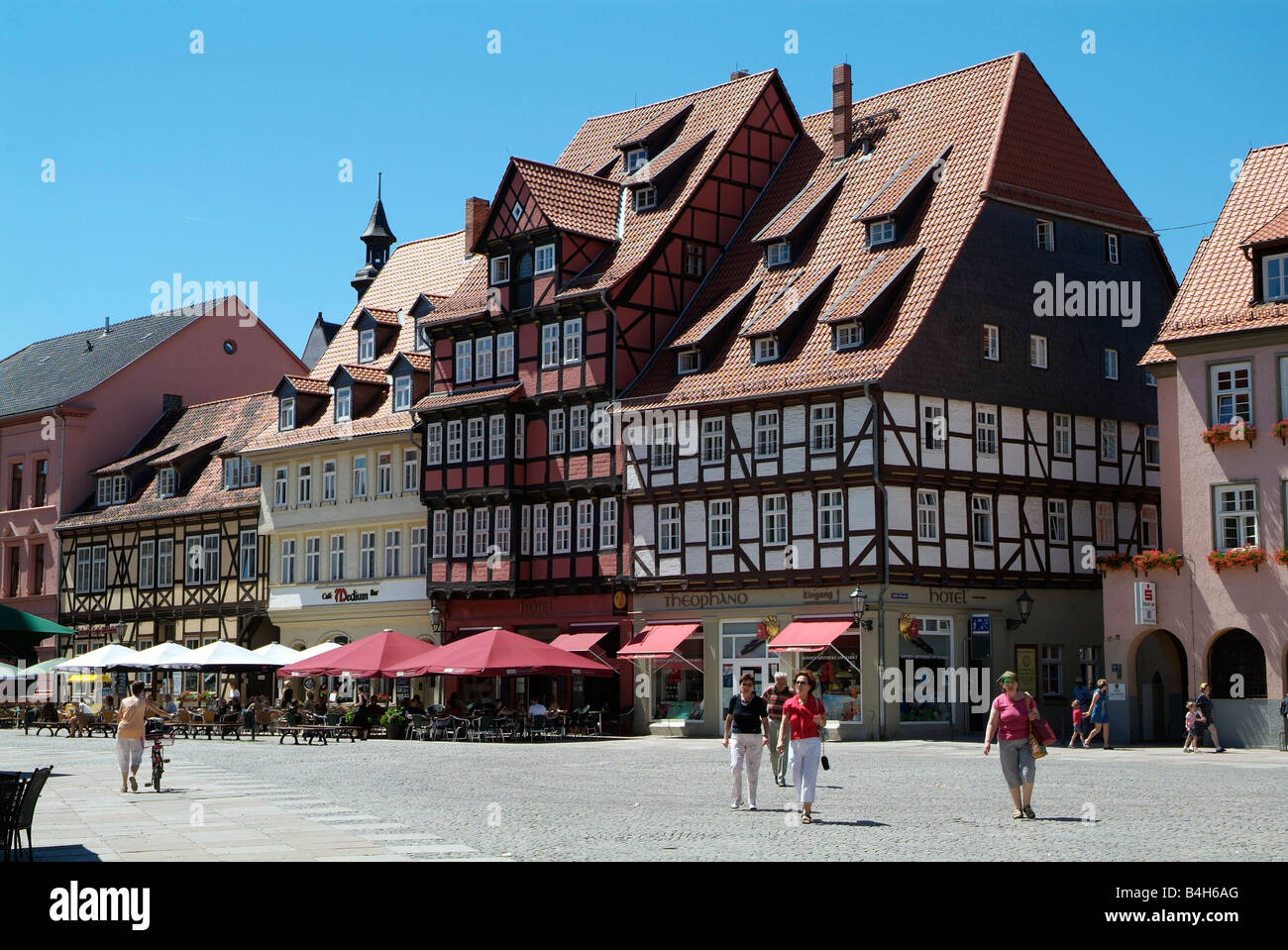 Groups of peop hi-res stock photography and images - Alamy