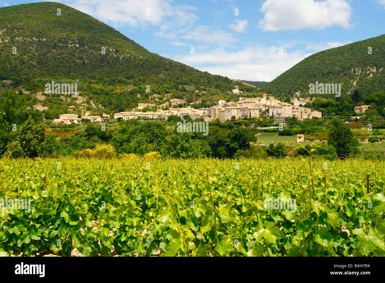 Village scenes in provence france hi-res stock photography and images ...