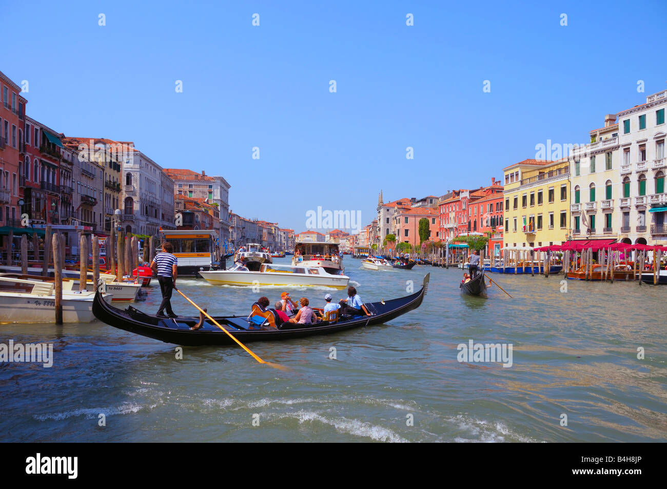 Canal traffic hi-res stock photography and images - Alamy
