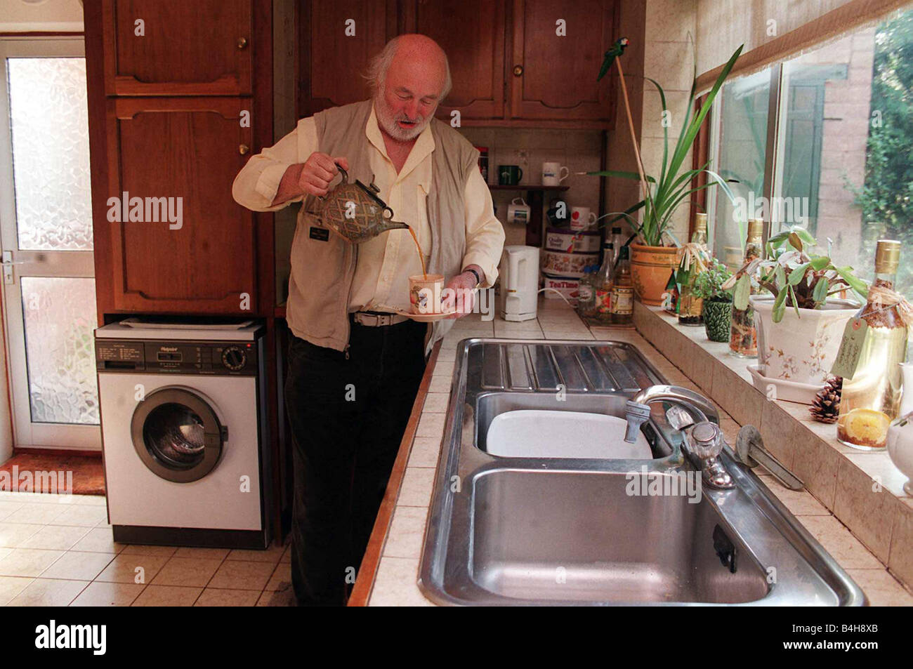 Bill Maynard Actor in his kitchen 1995 Stock Photo - Alamy