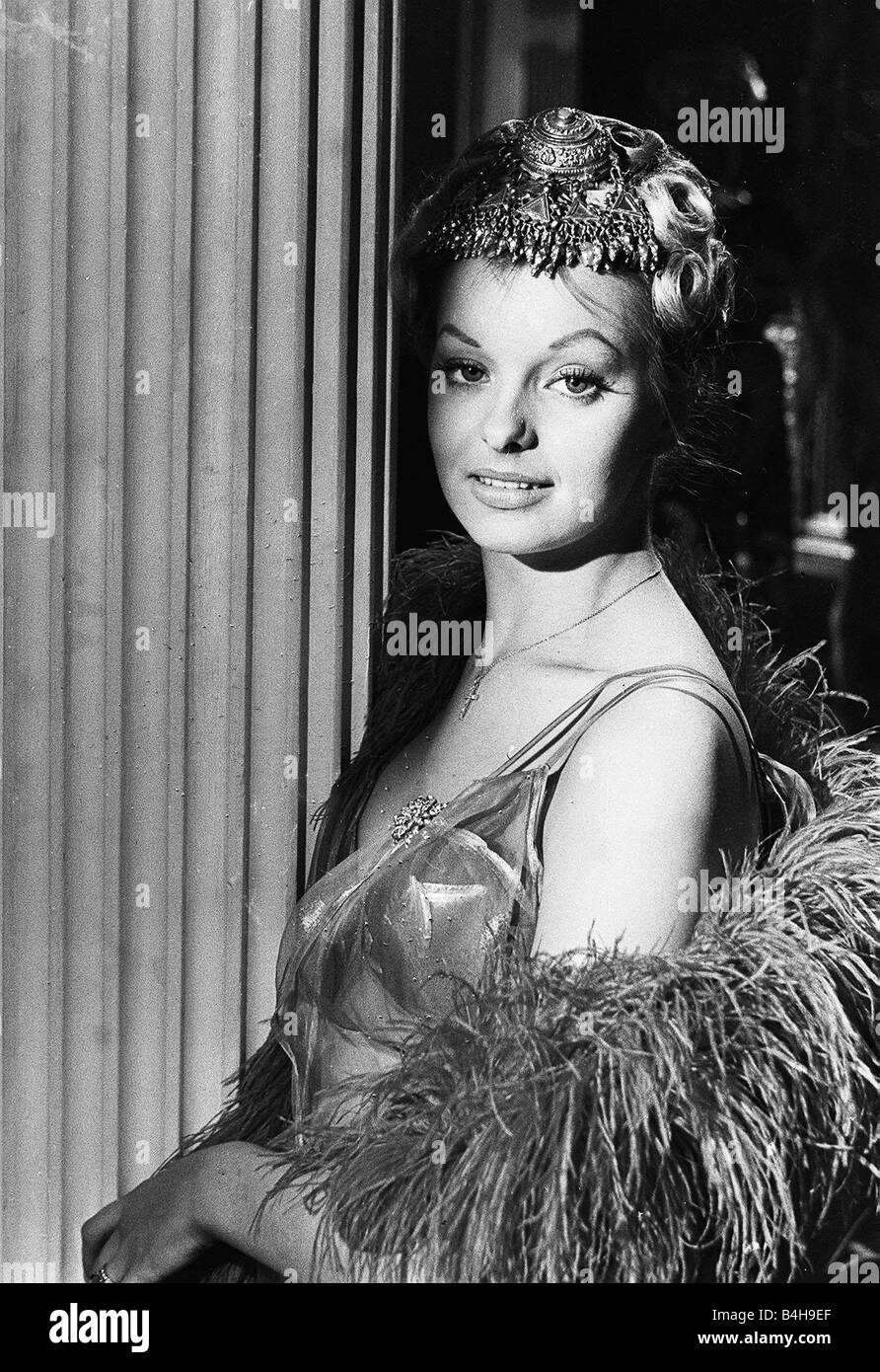 Actress 1950s on set hi-res stock photography and images - Alamy