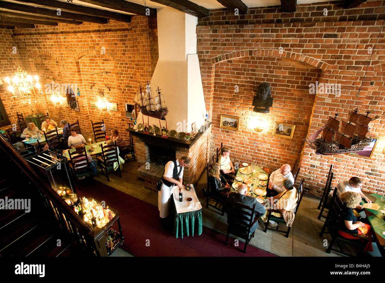 Group people sitting in restaurant hi-res stock photography and images ...
