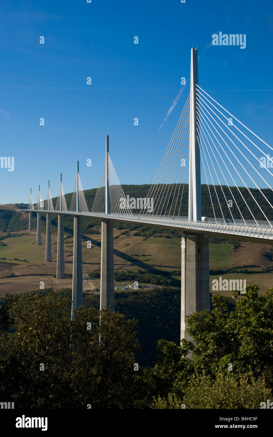Viaduct across valley hi-res stock photography and images - Alamy