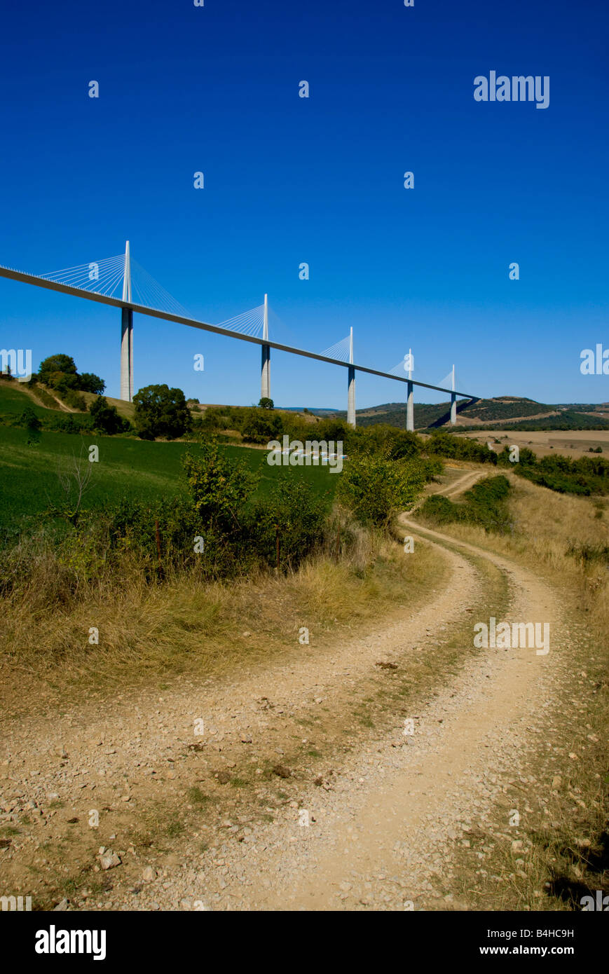 Viaduct across valley hi-res stock photography and images - Alamy