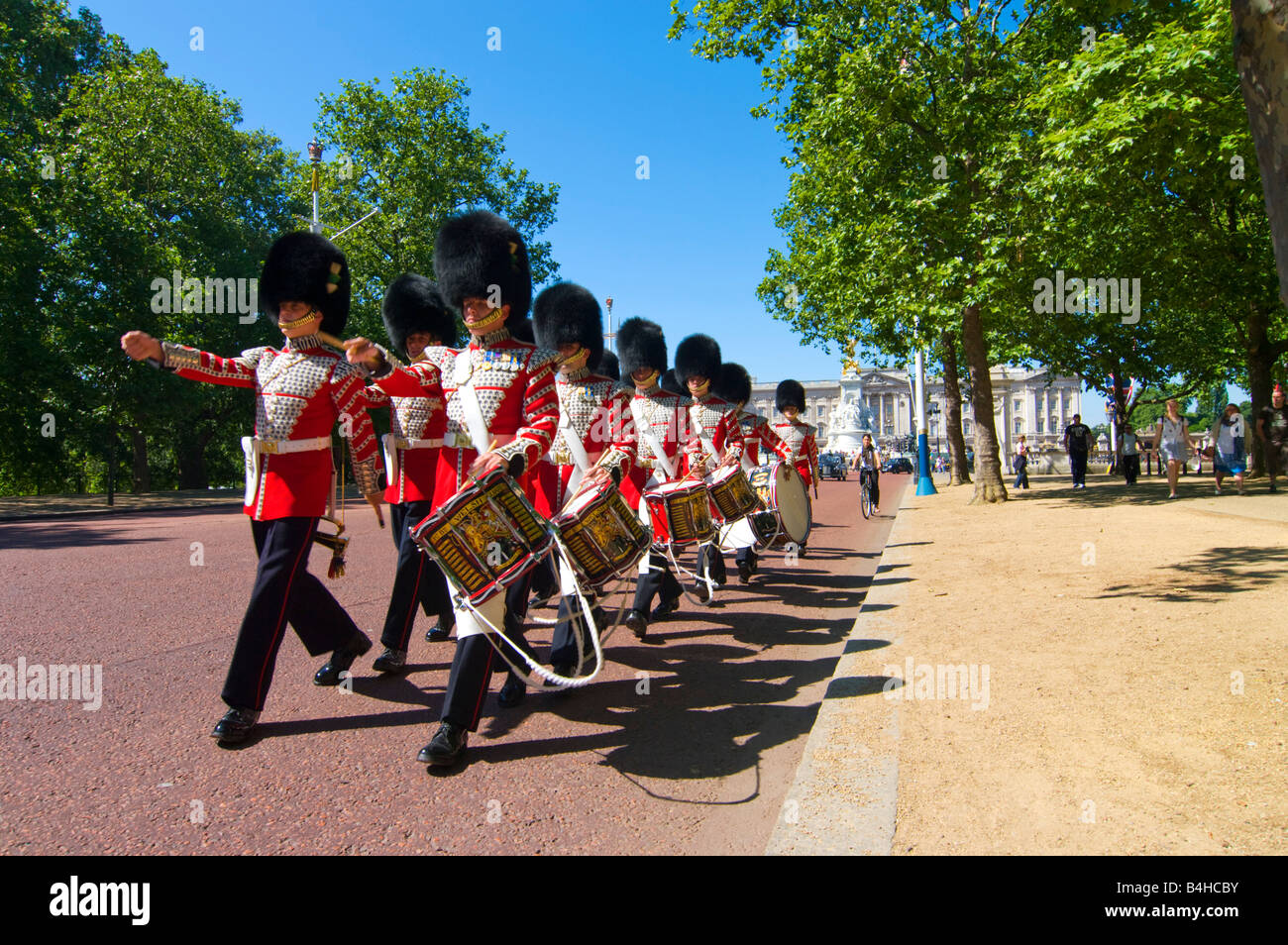 In uniform of the welsh guards hi-res stock photography and images - Alamy