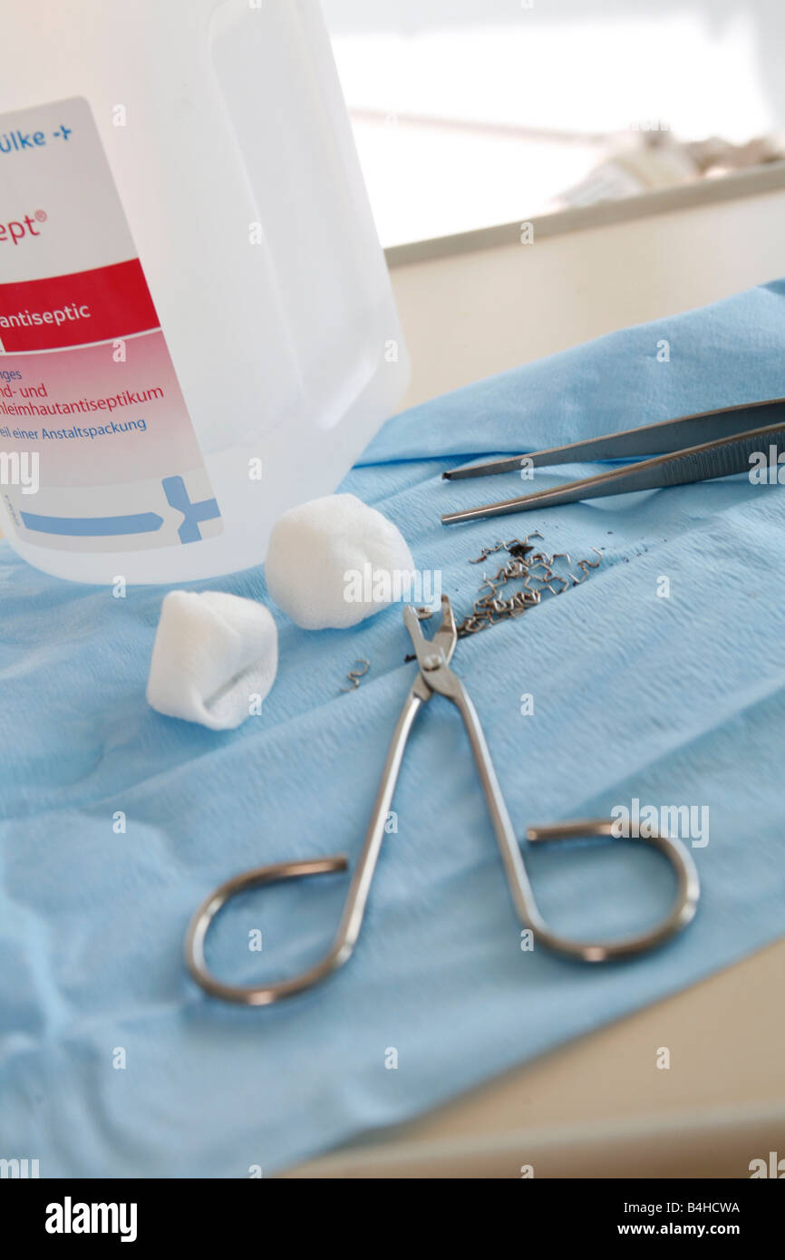 Photos of surgical instruments hi-res stock photography and images - Alamy