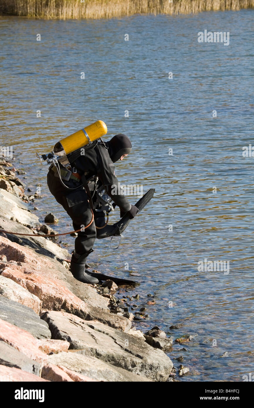 Scuba diver getting ready to dive Stock Photo - Alamy