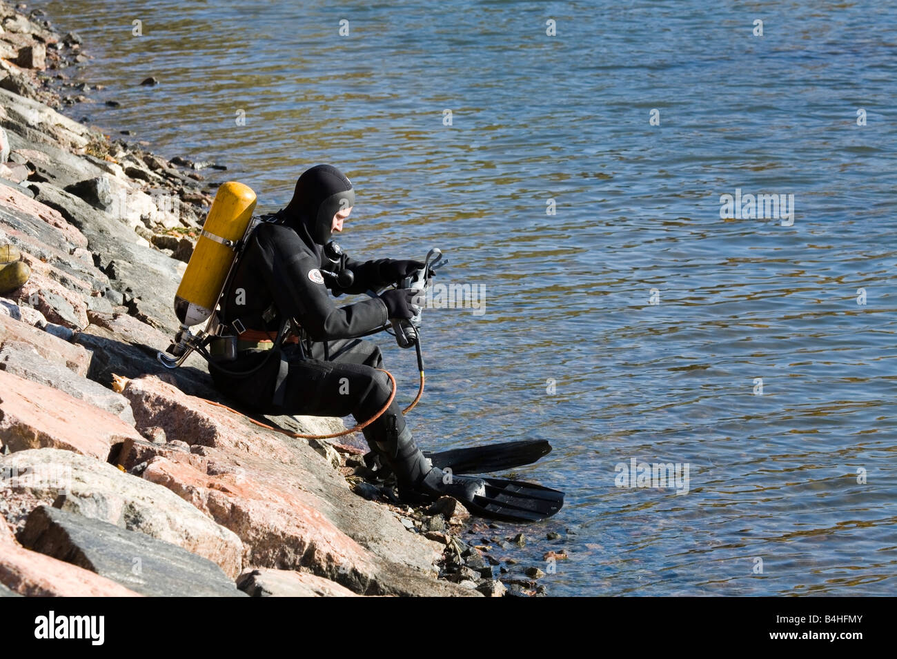 Scuba diver getting ready to dive Stock Photo - Alamy
