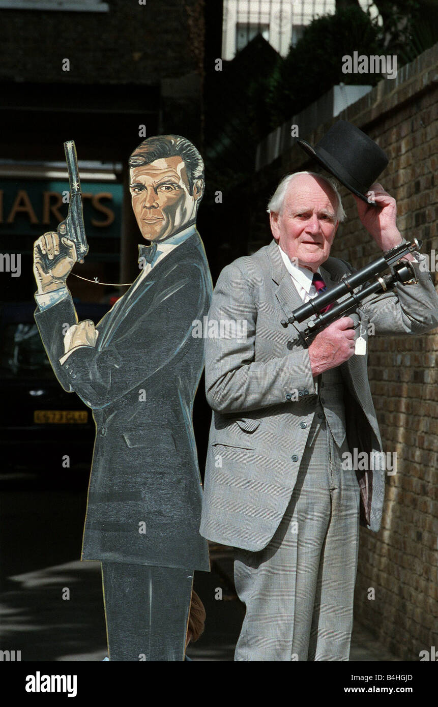 James bond 007 with gun hi-res stock photography and images - Alamy
