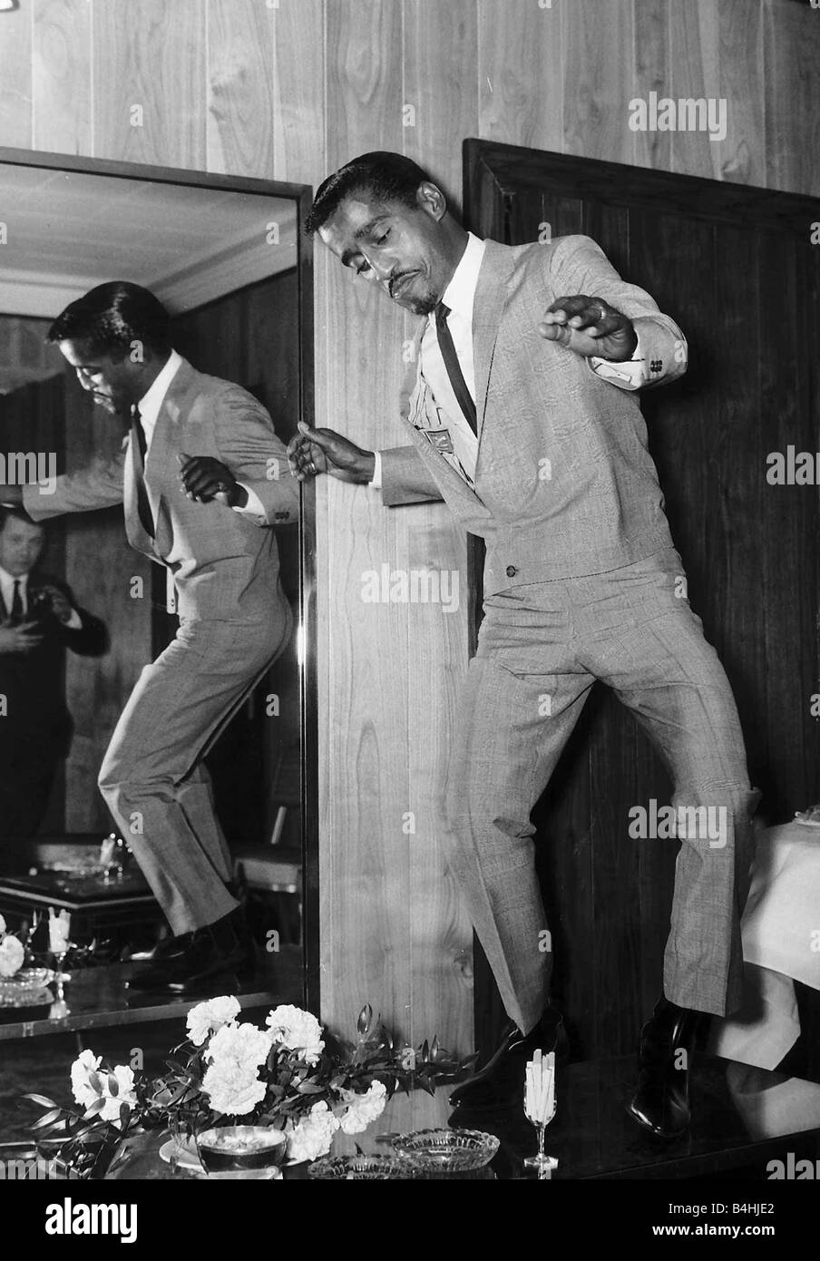 Sammy Davis Jnr singer actor dancing next to mirror 1966 Stock Photo ...