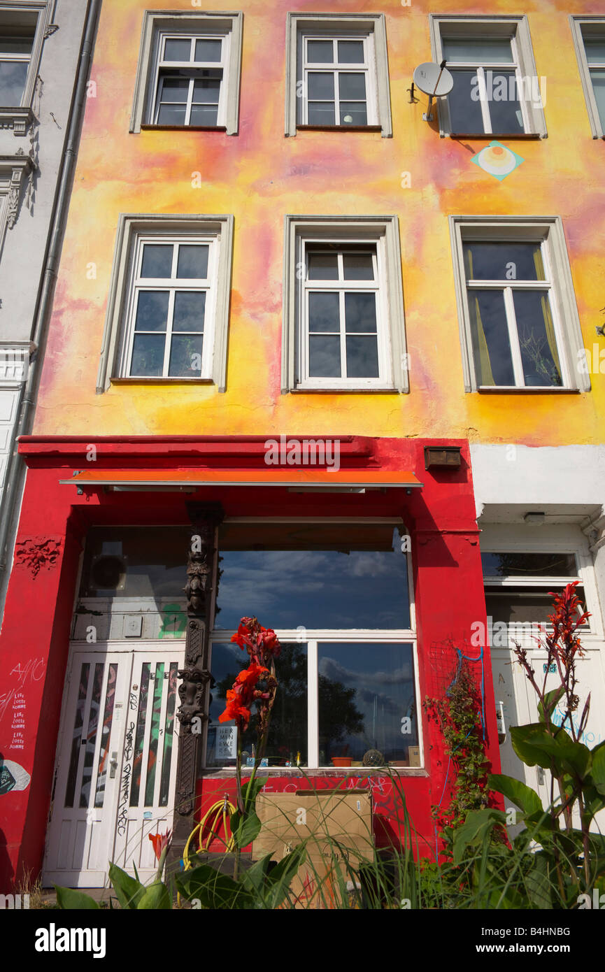 Colourful painted Apartments in Hamburg Stock Photo - Alamy