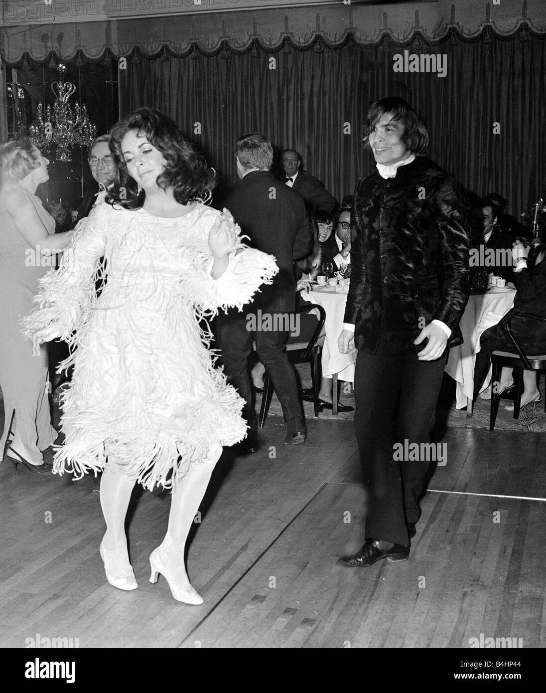 Actress Elizabeth Taylor dancing with Nureyev wearing an unusual ...