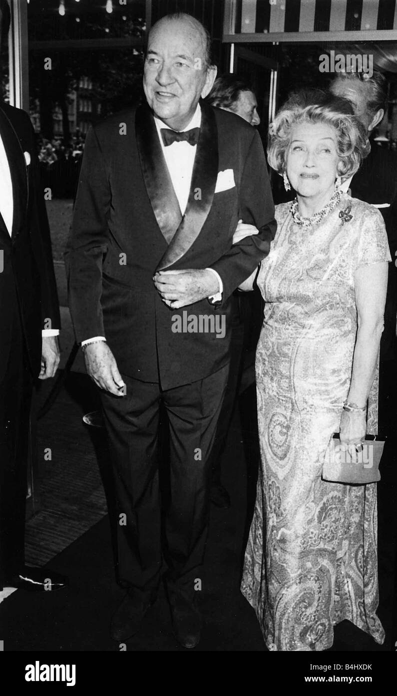 Noel Coward actor arrives at premiere of Young Winston 1972 Stock Photo ...