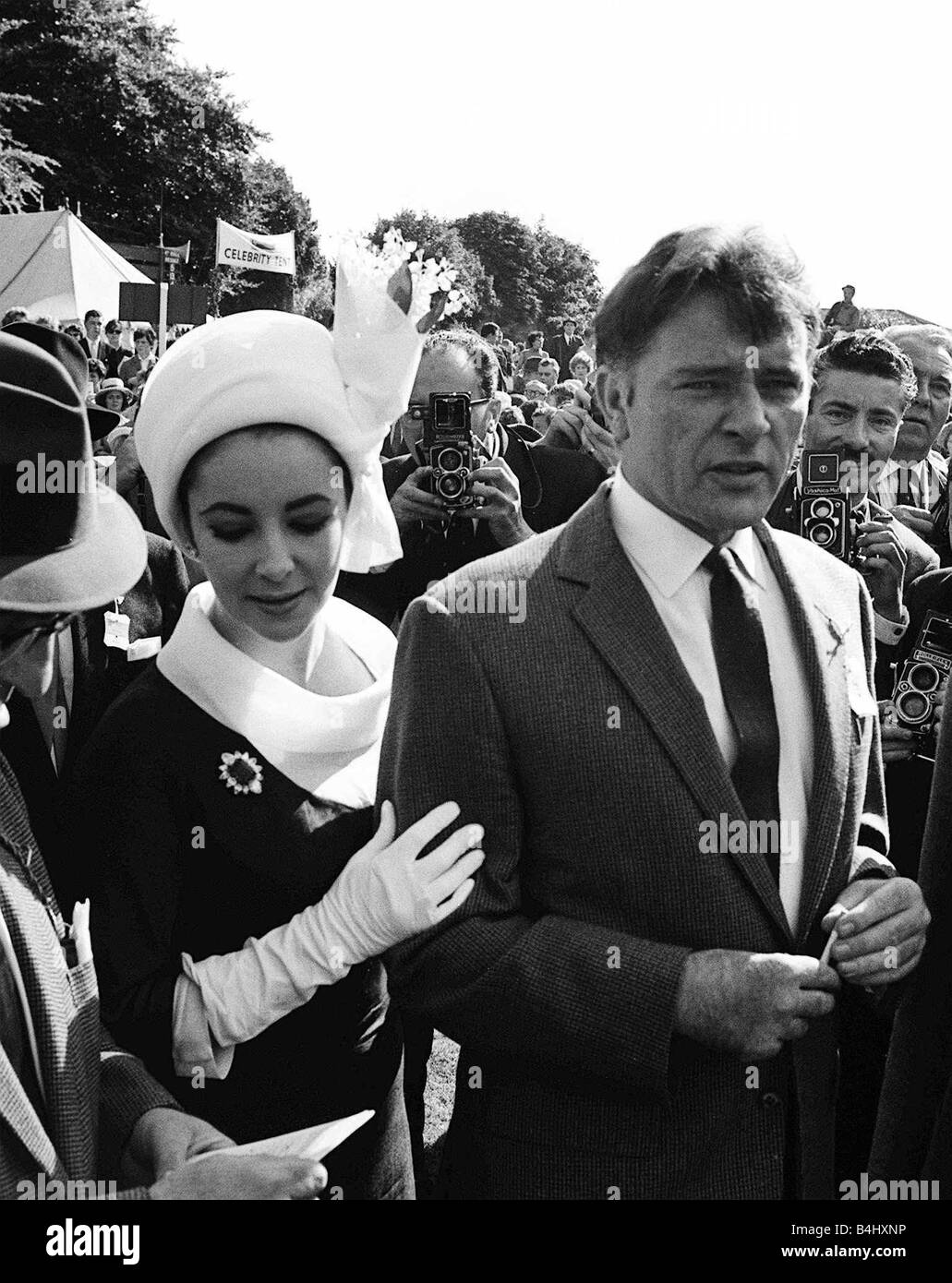 Elizabeth Taylor Sept 1963 and Richard Burton at sandown Park race ...