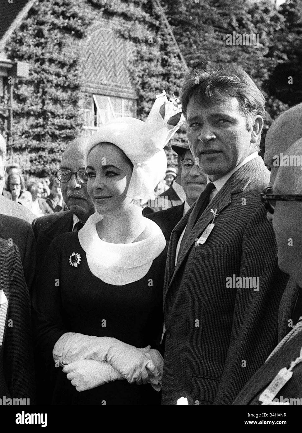 Elizabeth Taylor Sept 1963 and Richard Burton at sandown Park race ...