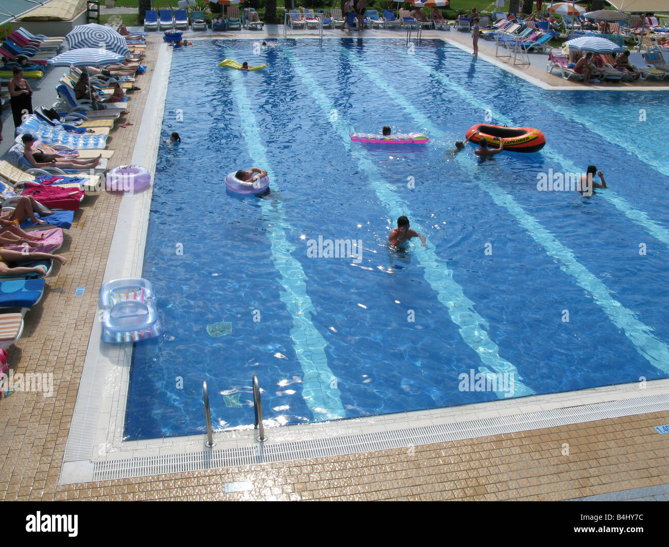 Kids playing pool holiday hi-res stock photography and images - Alamy