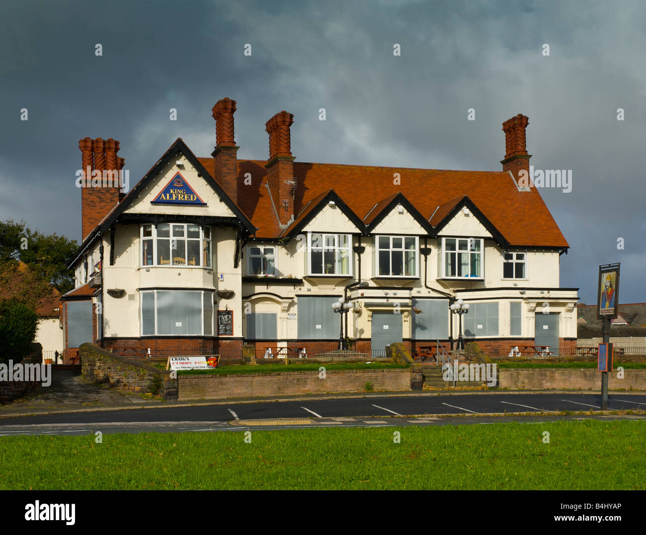 Closed down pub hi-res stock photography and images - Alamy