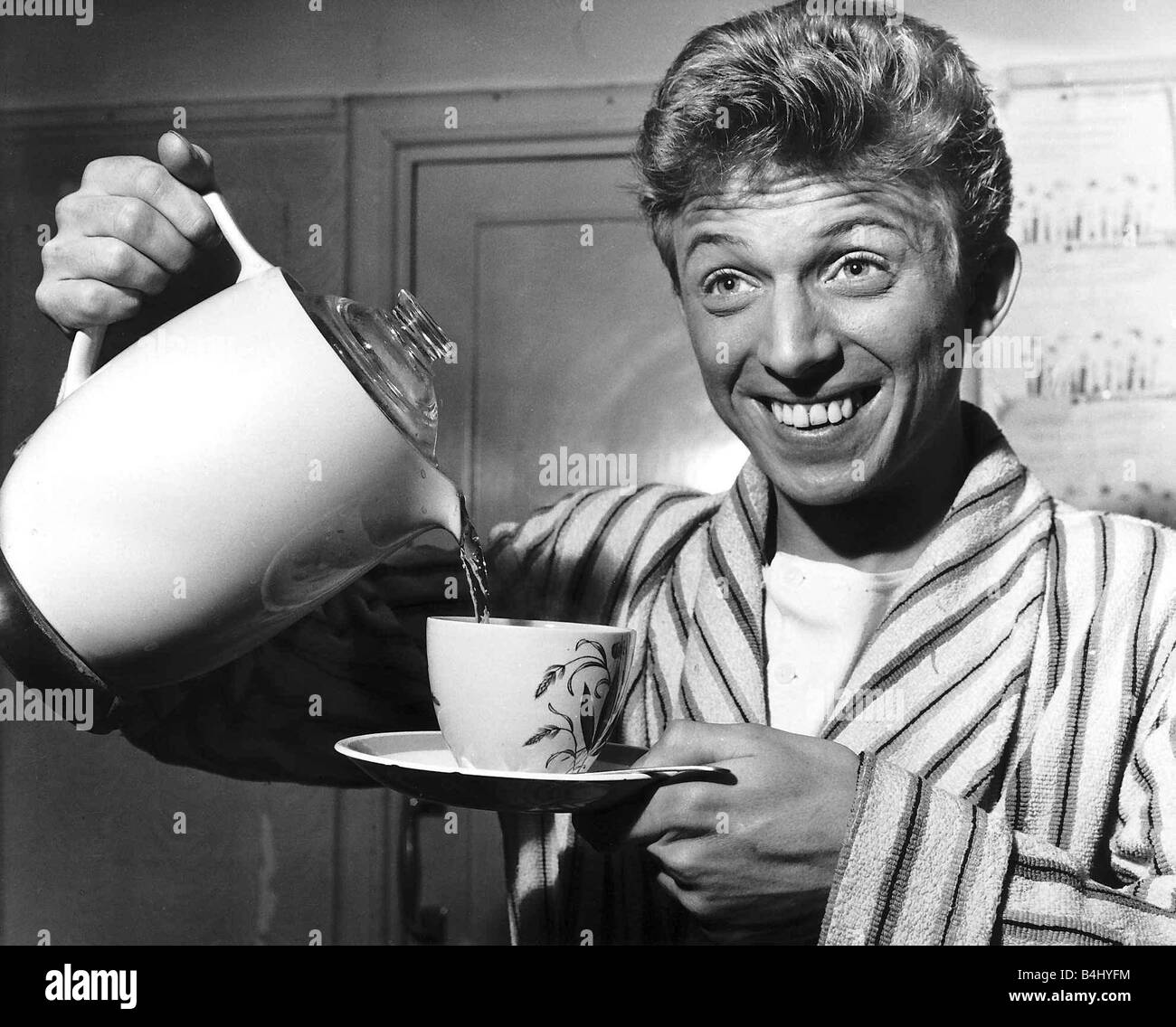 Tommy Steele actor pouring a cup of tea Stock Photo - Alamy