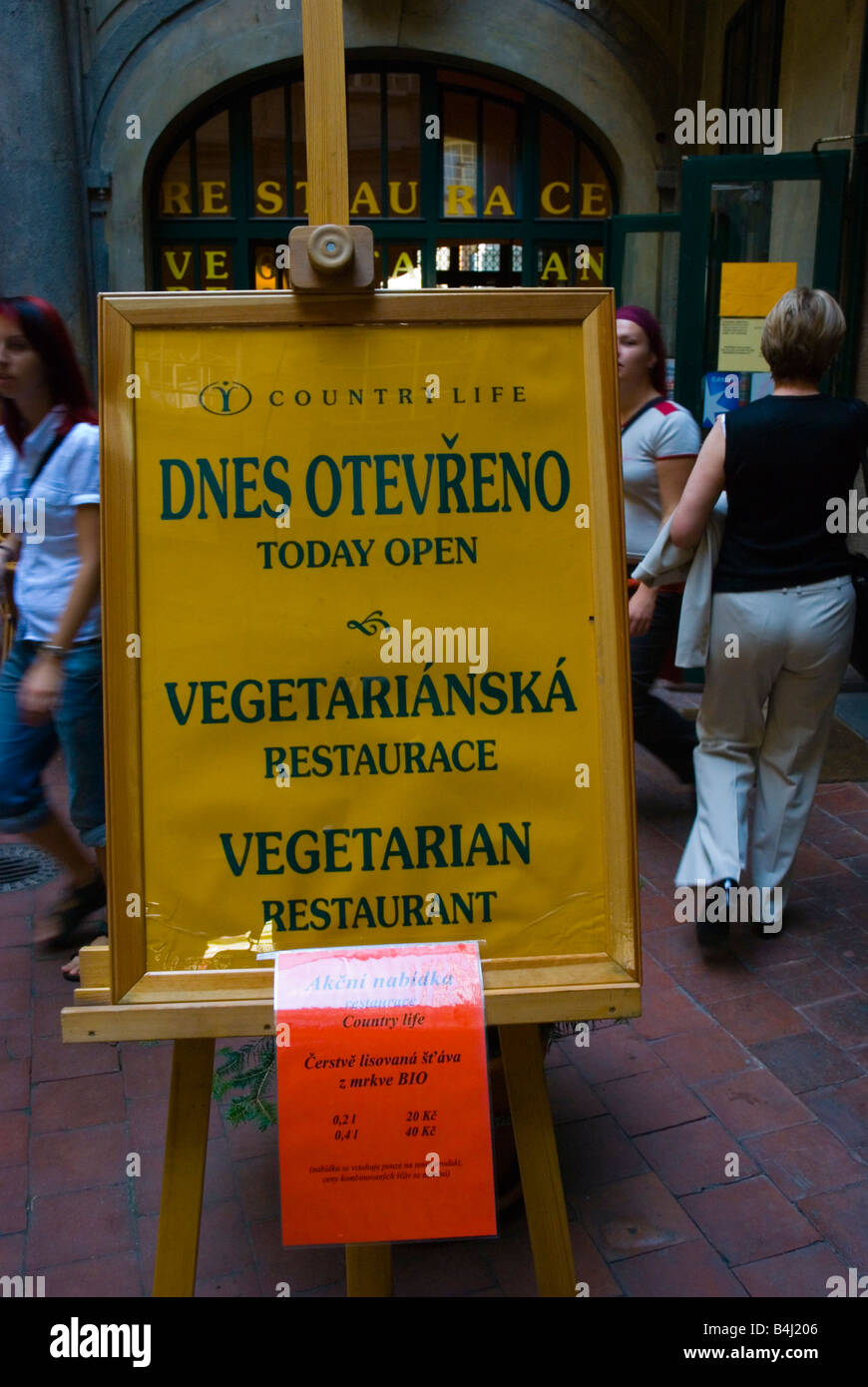 Vegetarian restaurant sign hi-res stock photography and images - Alamy