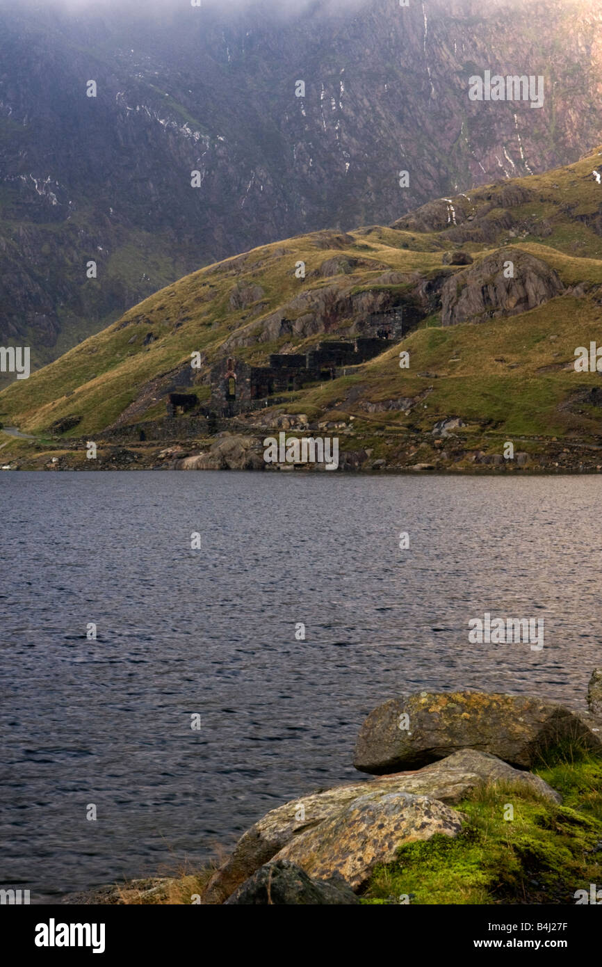 Snowdon lake and ruins Stock Photo - Alamy
