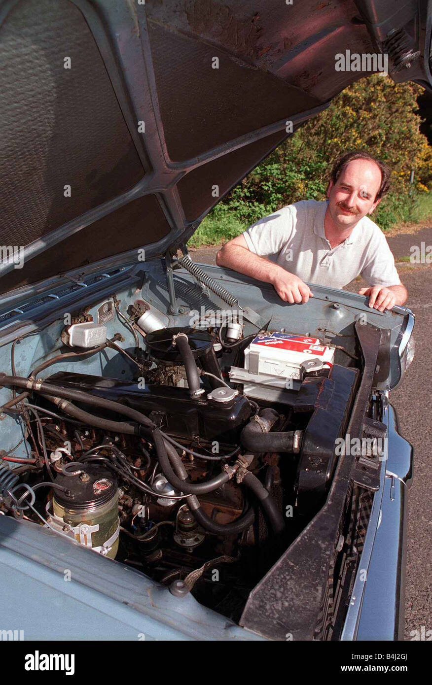MIKE OROBCZUK WITH HIS VAUXHALL CRESTA LOOKING AT ENGINE Stock Photo ...