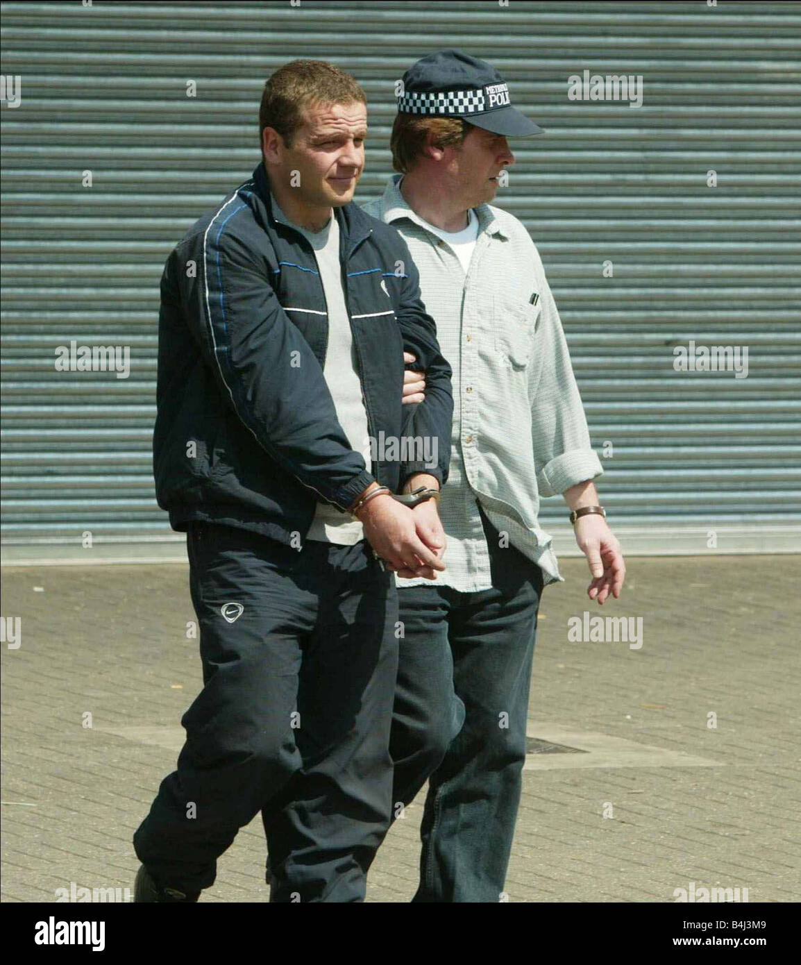 Armed policemen and robbery suspects at the scene of an attempted 30 ...