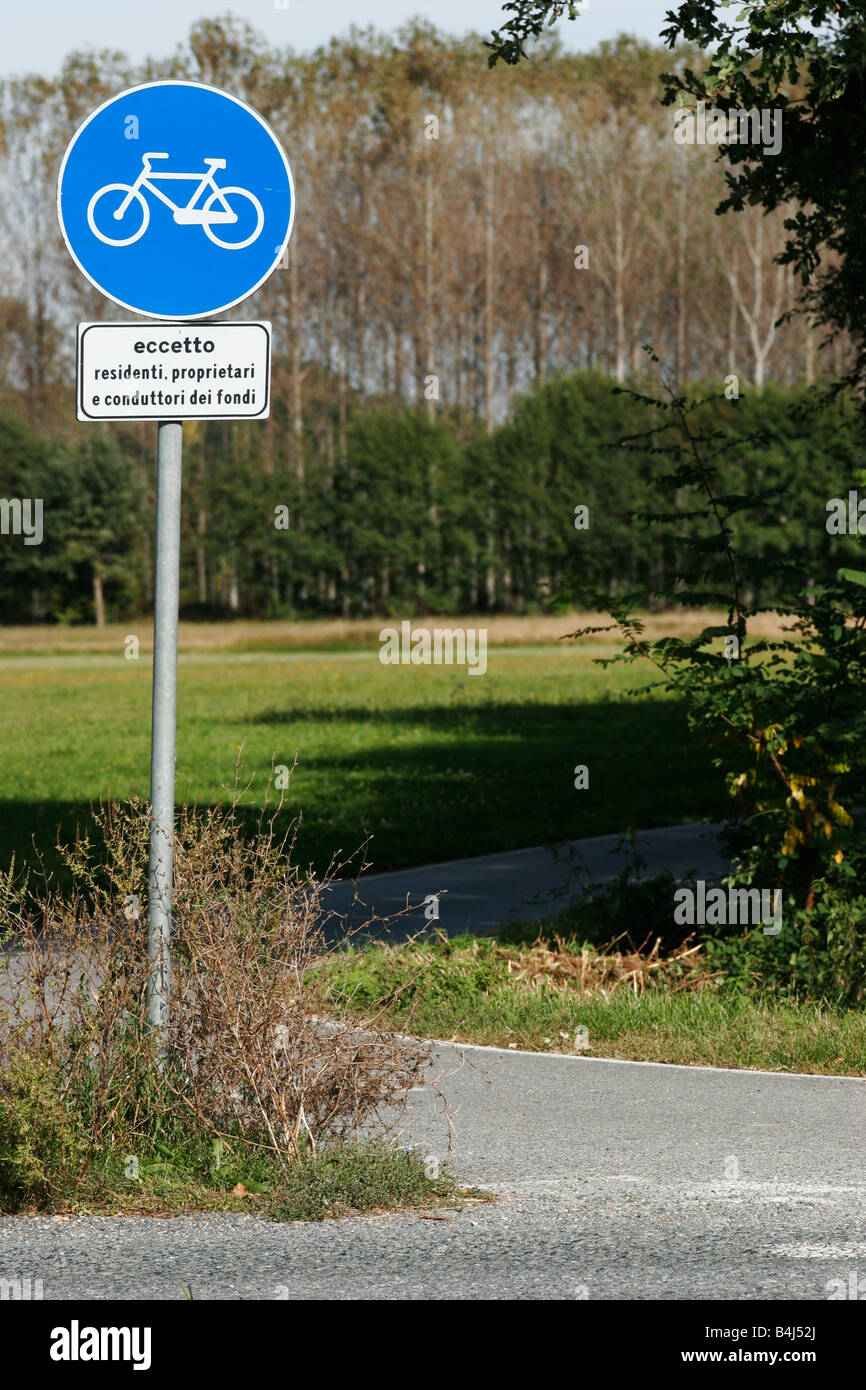 Cycle road sign in Italy Stock Photo - Alamy