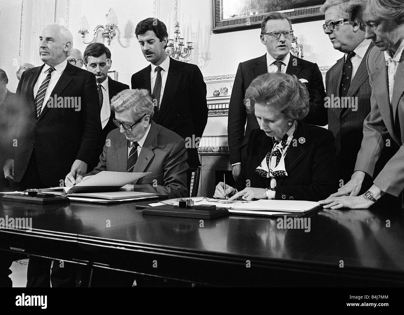Signing Of The Anglo Irish Agreement Nov 1985 Signing the historical ...