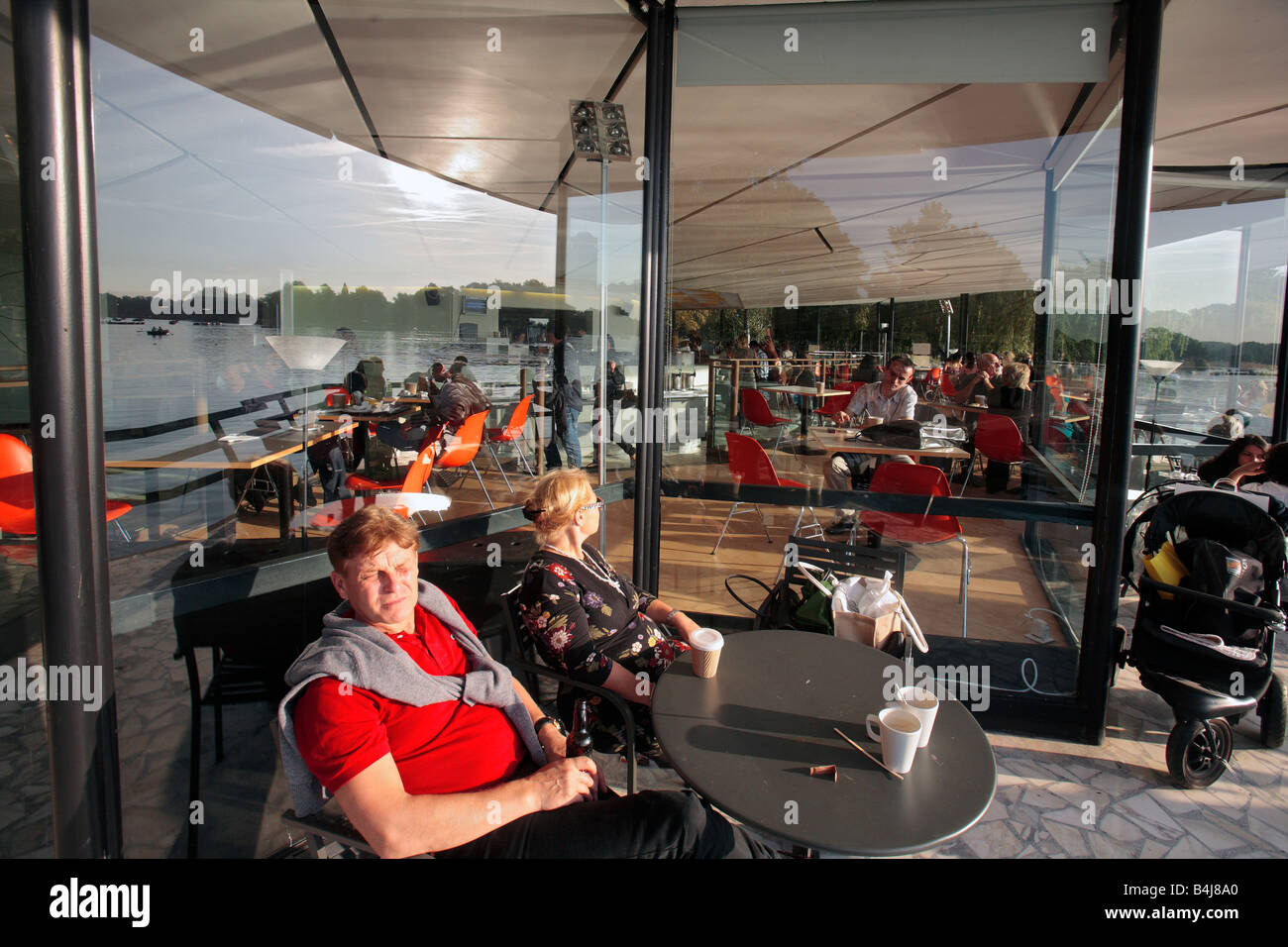 waterside cafe in hyde park london Stock Photo - Alamy