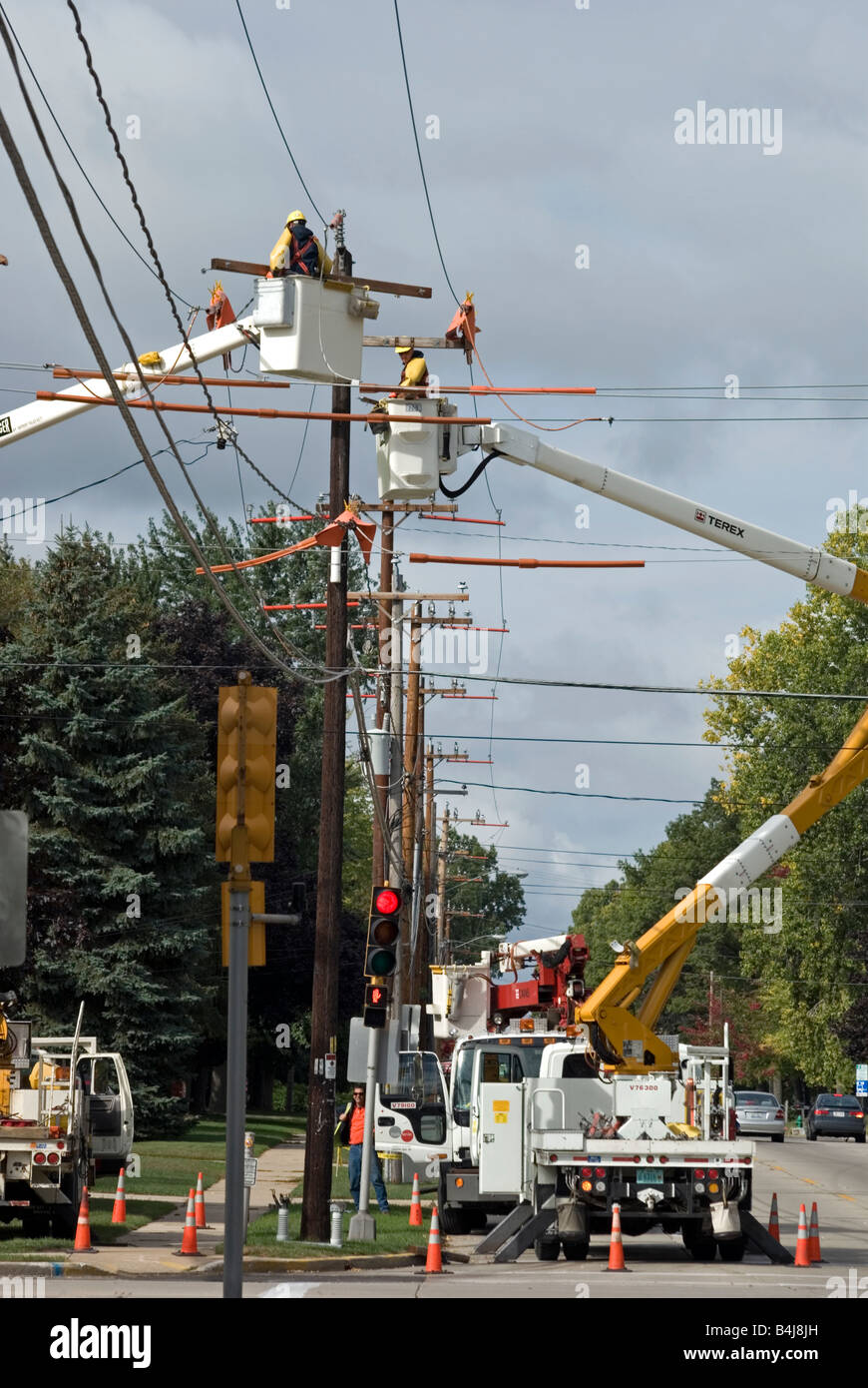 linemen working on electric power line Stock Photo - Alamy