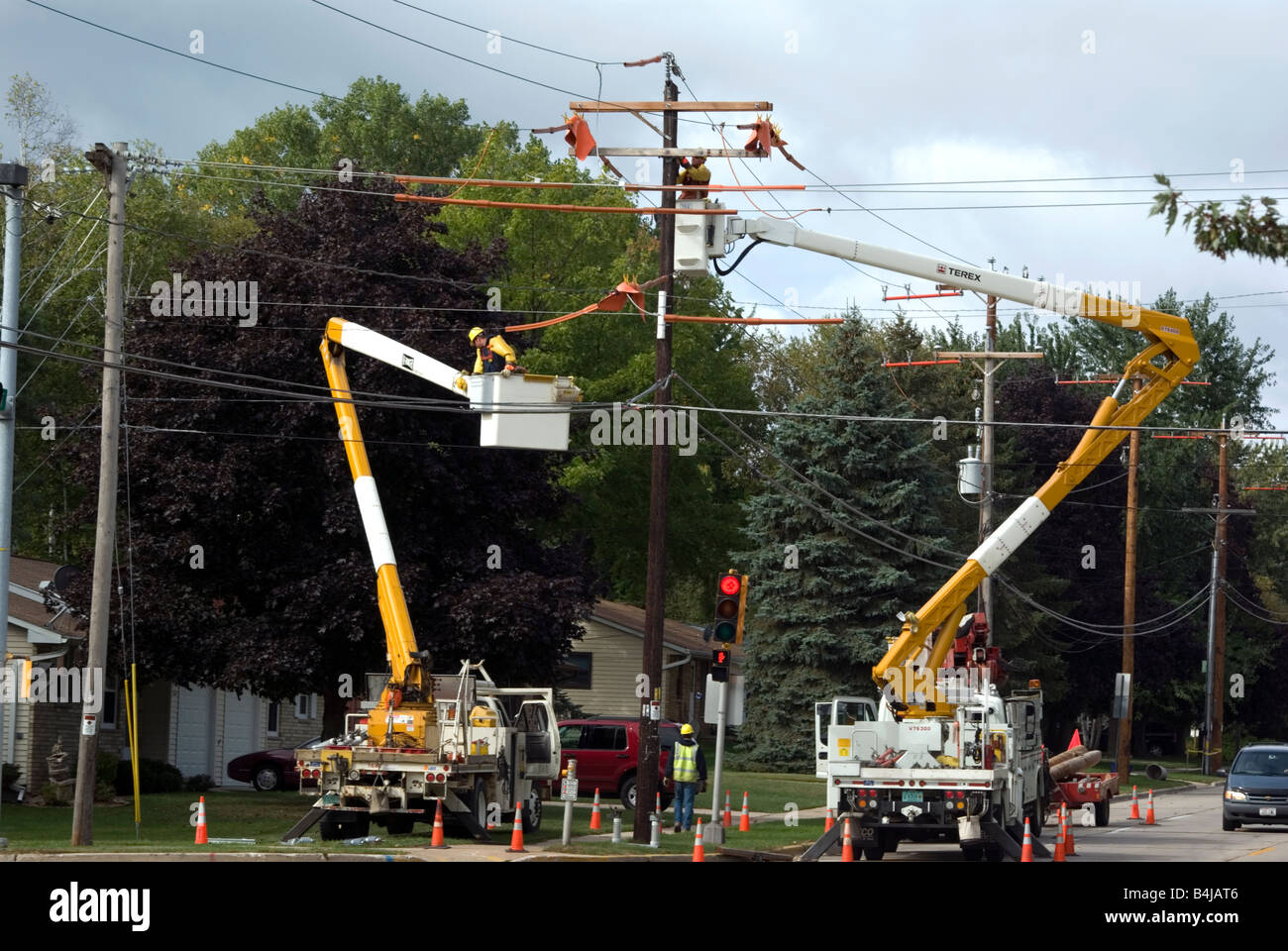 Lineman working overhead hi-res stock photography and images - Alamy