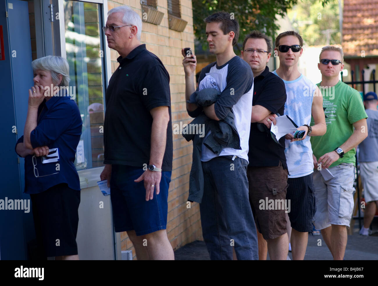 Sydney people cue to vote in 2008 Stock Photo - Alamy