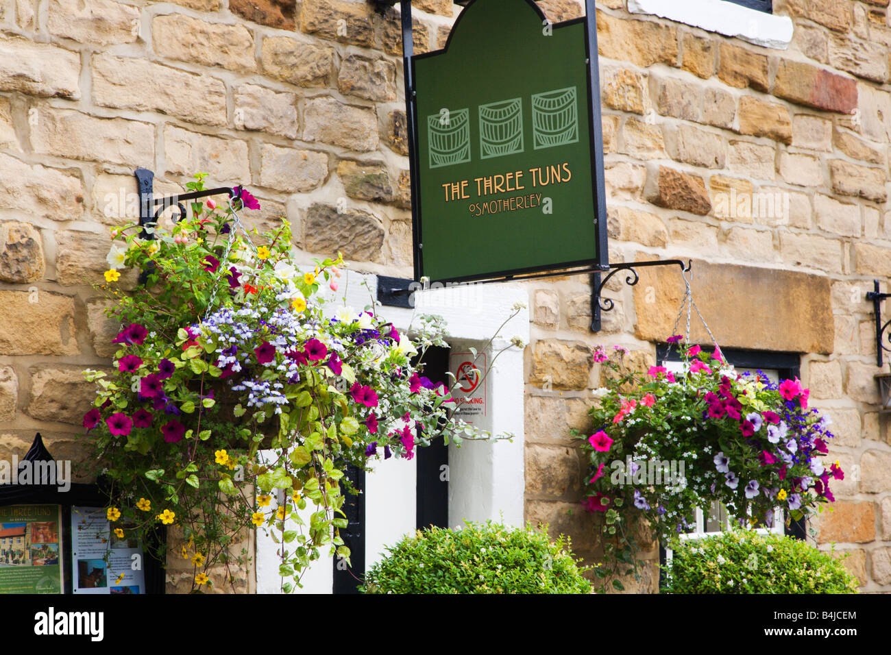Pub inn sign hi-res stock photography and images - Alamy
