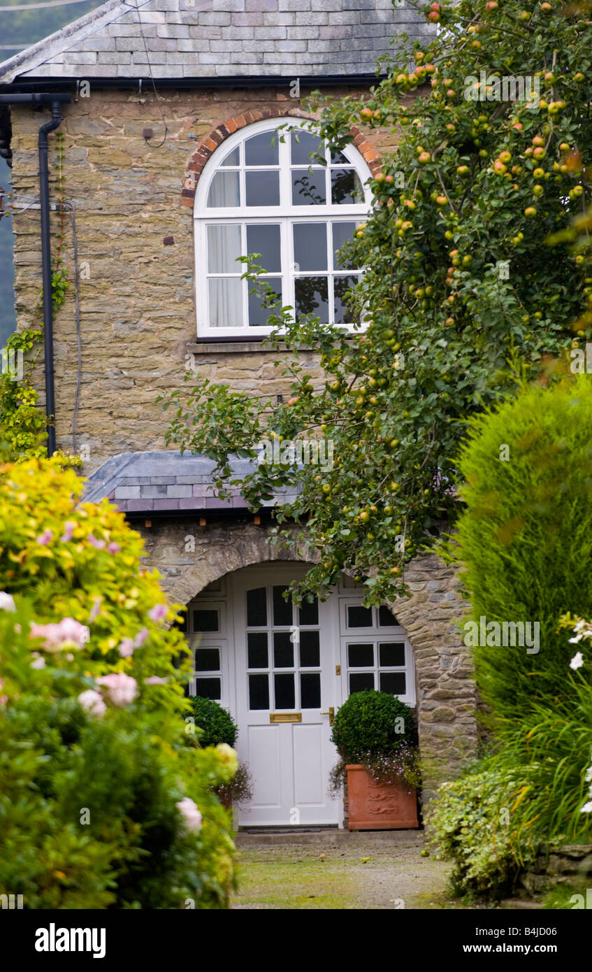 Detached House Uk Garden High Resolution Stock Photography and Images ...