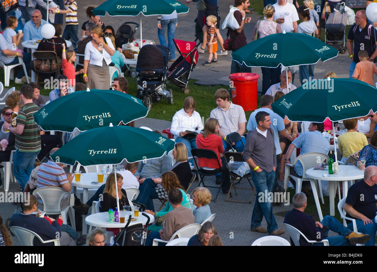 Eat people crowd women eating hi-res stock photography and images - Alamy