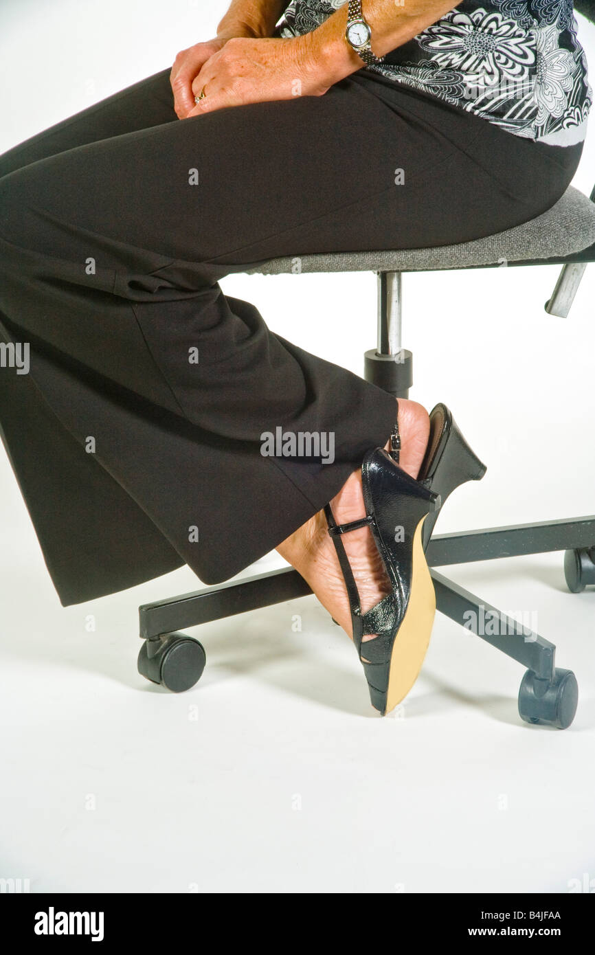 Sitting with ankles locked indicates apprehension in this woman in body ...