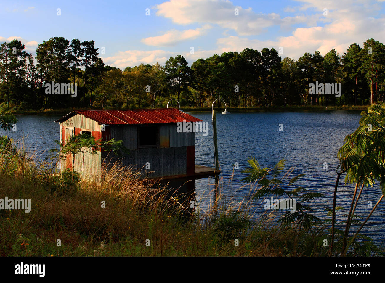 Small cabin on pond hi-res stock photography and images - Alamy