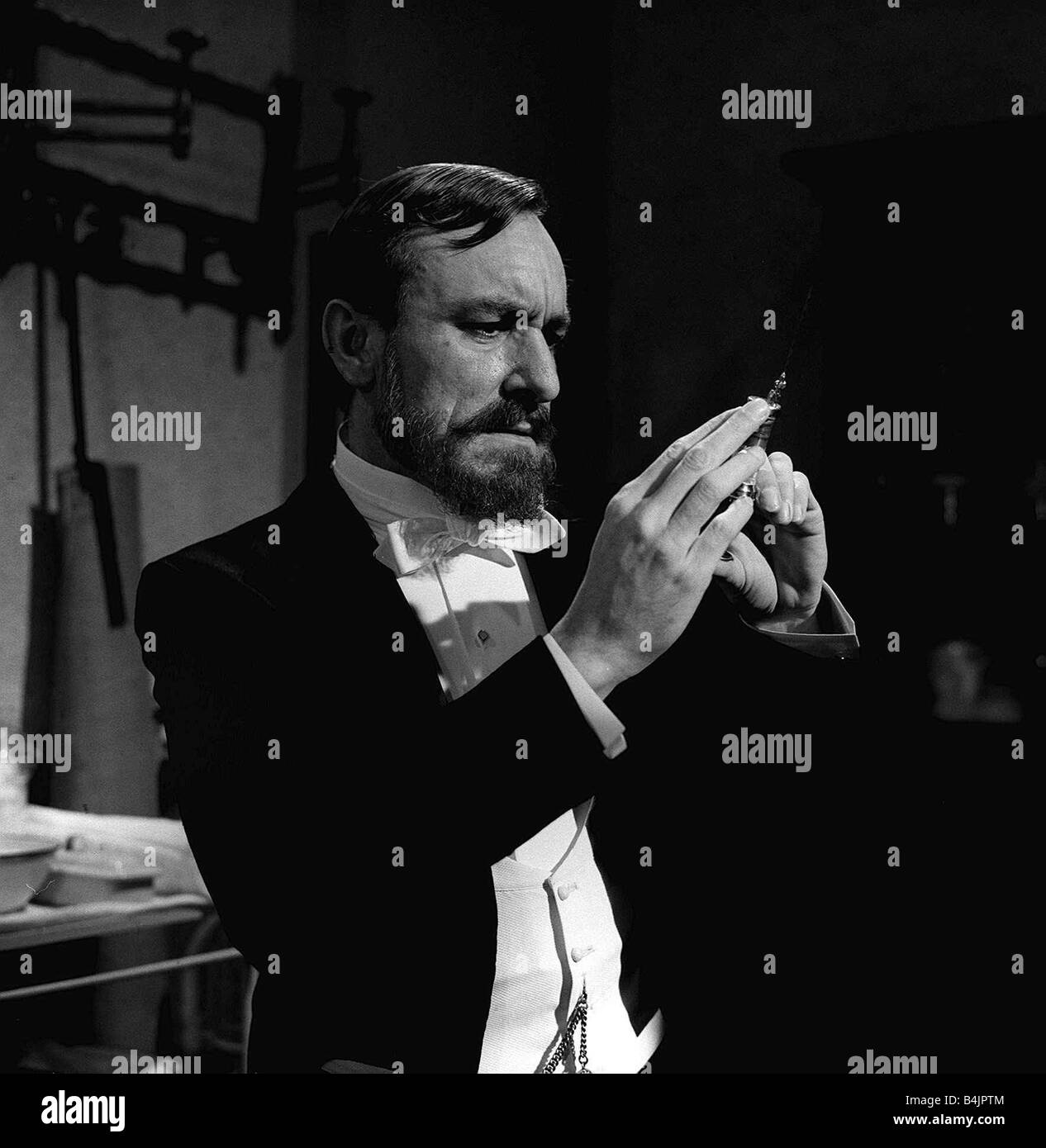 Hands of the ripper hi-res stock photography and images - Alamy