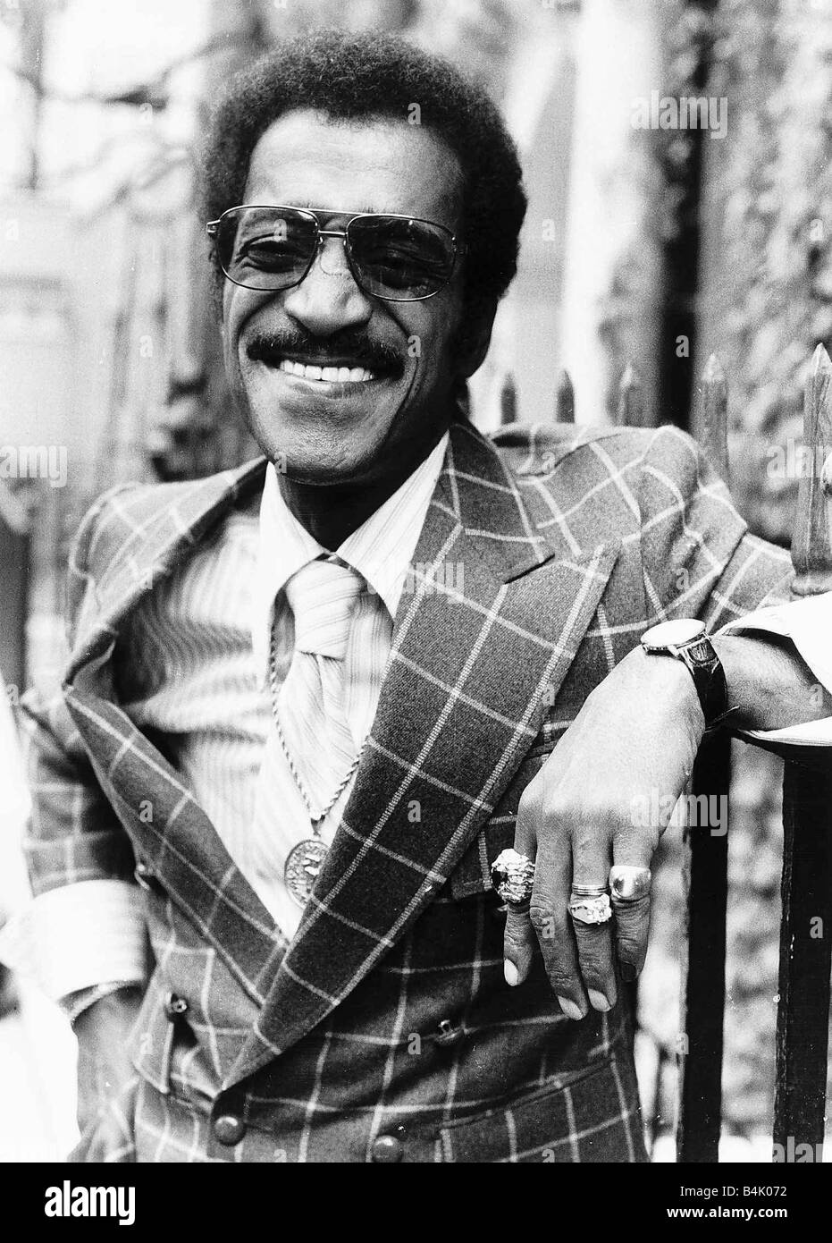 Sammy Davis Jnr October 1976 Actor Singer leaning on fence Stock Photo ...