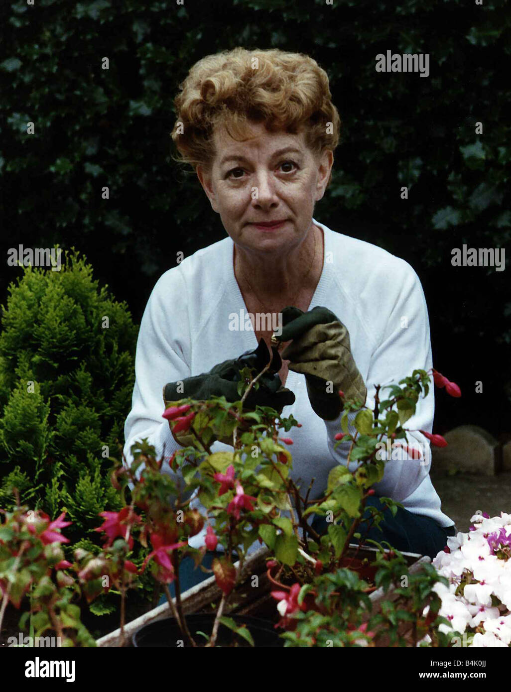 Jean Alexander actress in her garden at home September 1989 Stock Photo ...