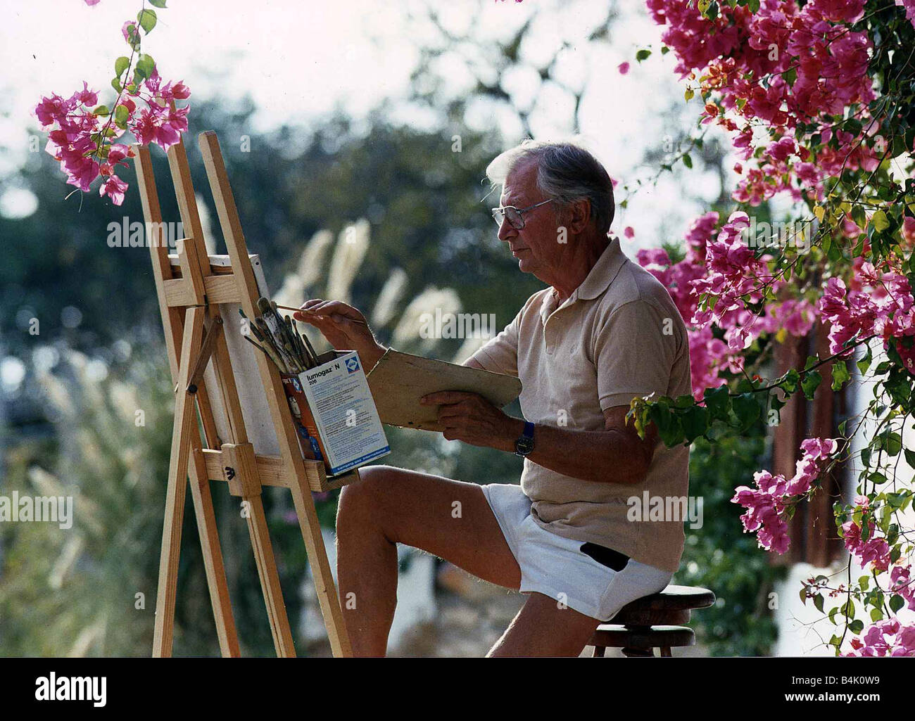 Actors clive dunn hi-res stock photography and images - Alamy