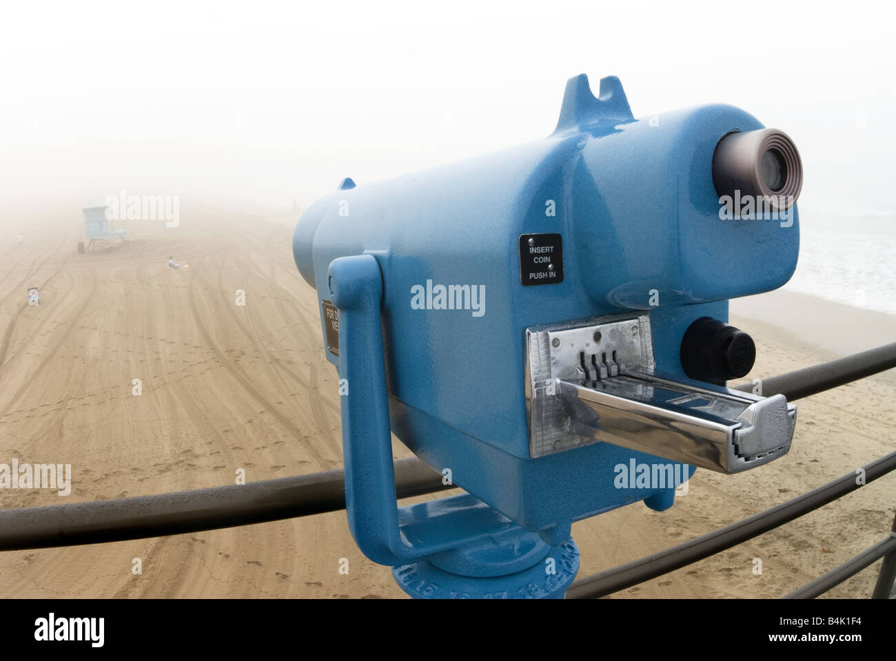 Coin operated beach telescope hi-res stock photography and images - Alamy