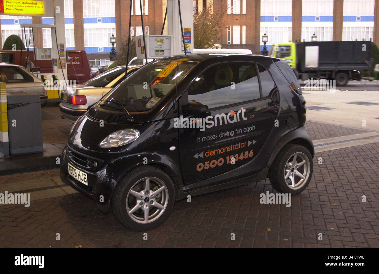 Nathan Yates Mirror Journalist Nov 2000 after filling his smart Car up ...