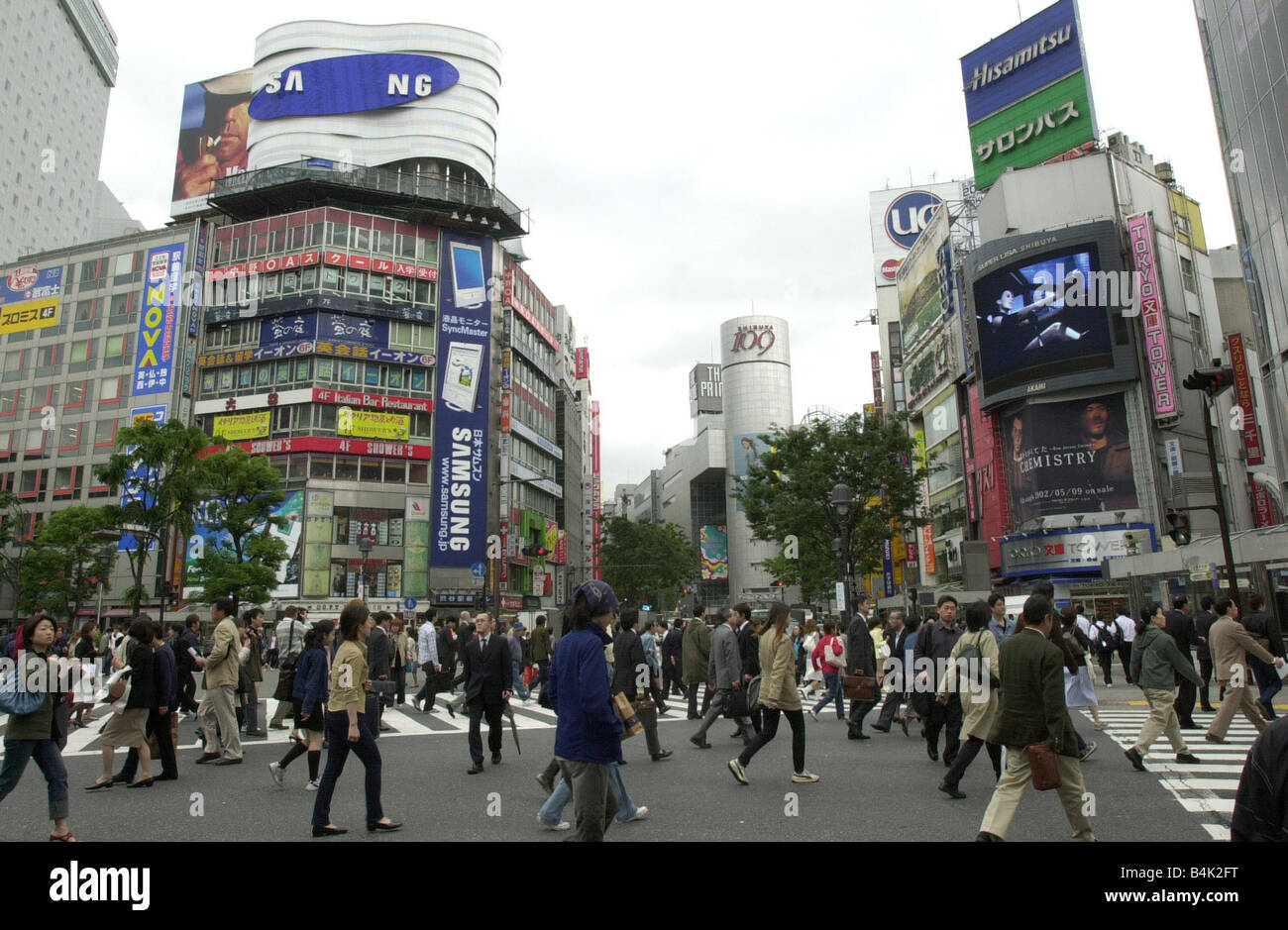 Japan Feature Tokyo 2002 Hustle and bustle in Tokyos Shibuya shopping ...