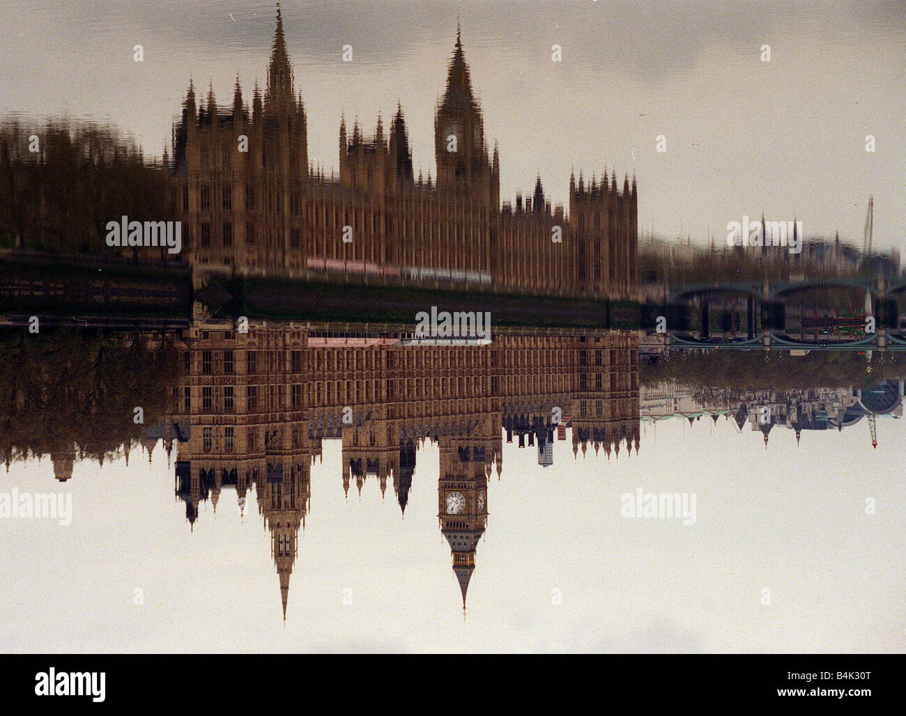 THE THAMES DEAD STILL AT LOW TIDE AS THE TIDE TURNS AND NO WIND rg02 ...