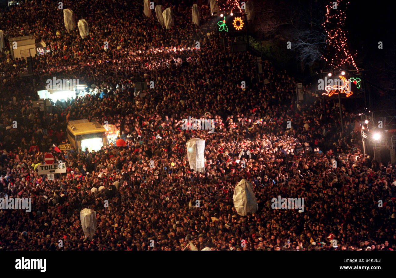 Hogmanay celebrations in Edinburgh December 1998 crowds of revellers at ...